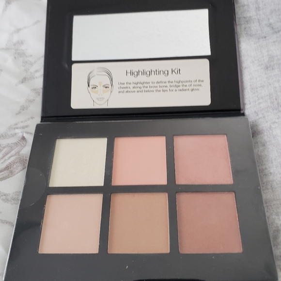 Max Studio | Makeup | Highlighting Kit | Poshmark